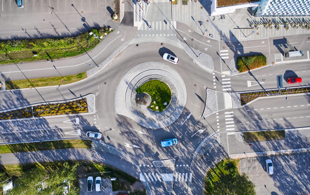 Common Causes of Accidents in Roundabouts | Fix Auto USA